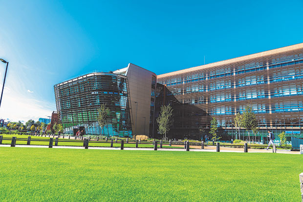 De Montfort University UK – Discover the Campus, Courses & More